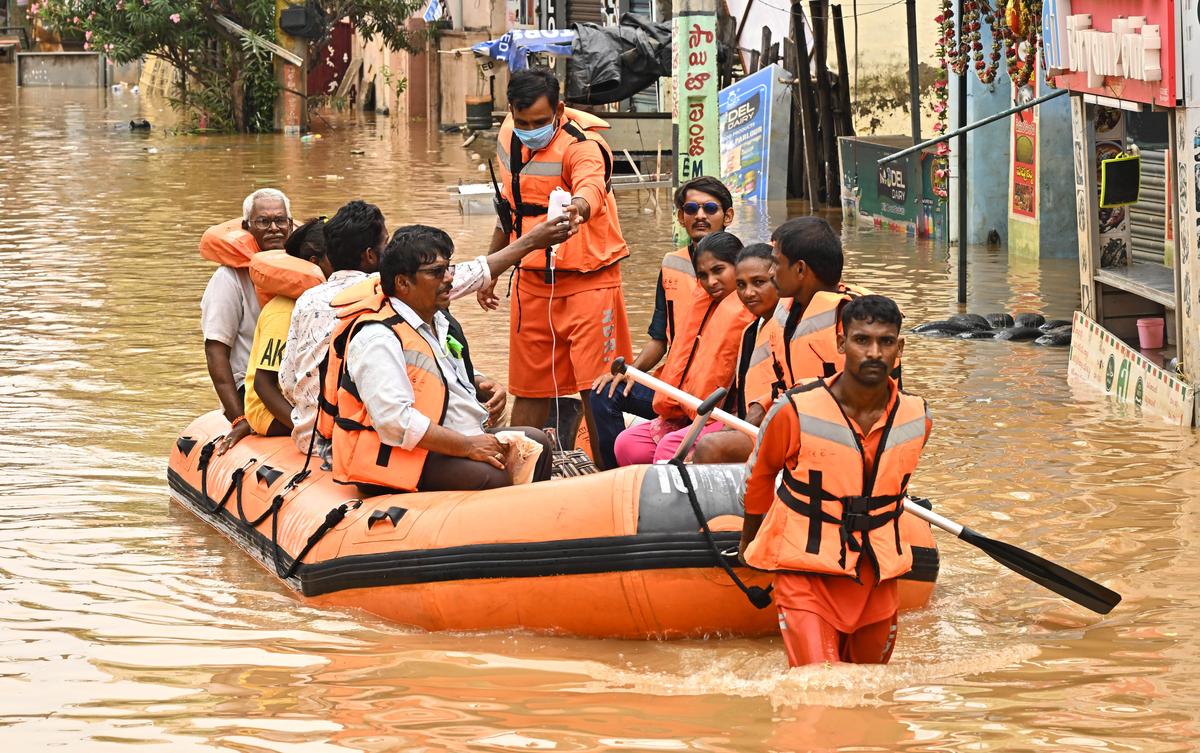 Vijayawada floods: People in flood-hit areas on tenterhooks as water rises again - The Hindu